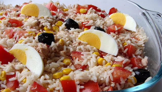 Salade de riz thon maïs tomate oeuf et olives – Recettes Du Net